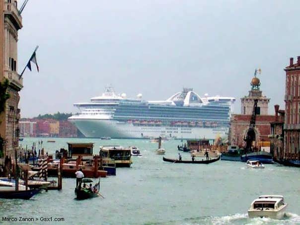 Photos of pollution in Venice